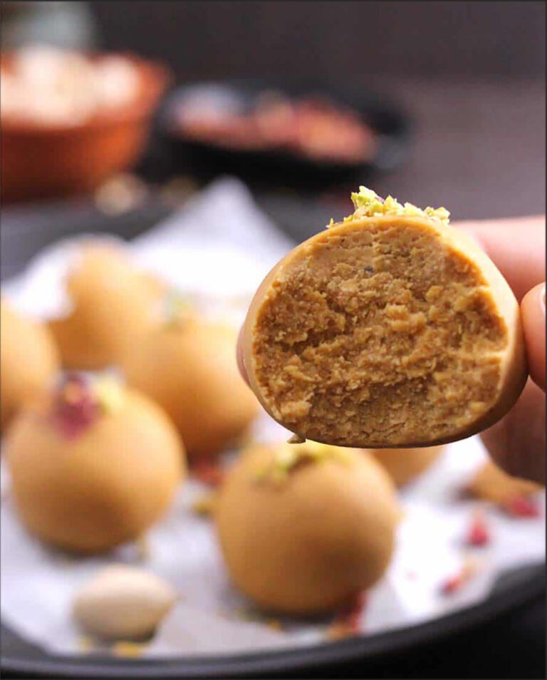 Besan Ladoo Recipe | Besan Ke Laddu - Cook with Kushi